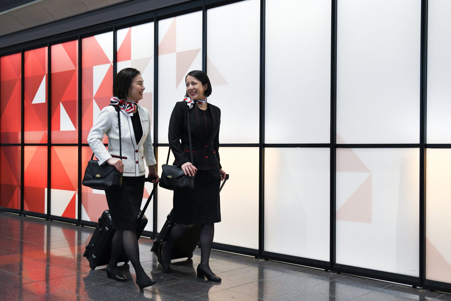 日本航空、新AIアプリで客室乗務員の機内業務報告を効率化 ー マイクロソフトの小規模言語モデル Phi-4 を活用 - Source Asia